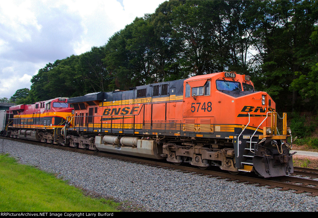 BNSF 5748